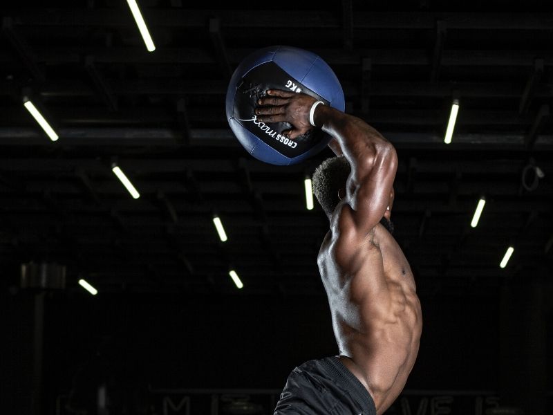 Ejercicios con Balón de Crossfit que Mejorarán tu forma física 2025